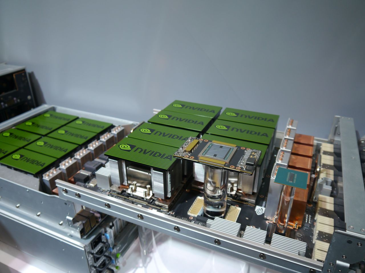 內建16套V100 GPU，Nvidia二代AI整合設備效能達2 PFLOPS | iThome